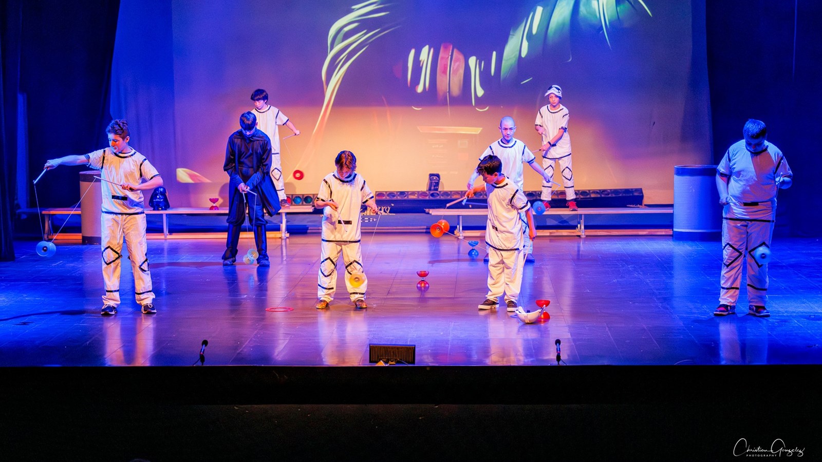 Festi-Cirque: un spectacle rythmé pour les élèves de l'école primaire ...