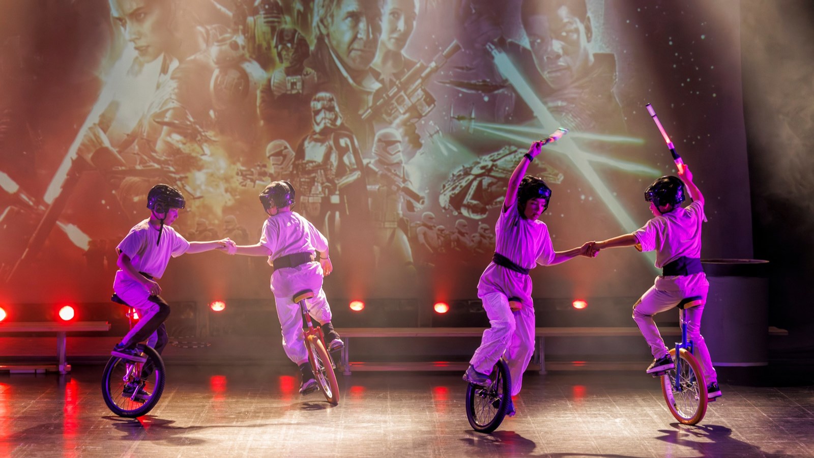 Festi-Cirque: un spectacle rythmé pour les élèves de l'école primaire ...