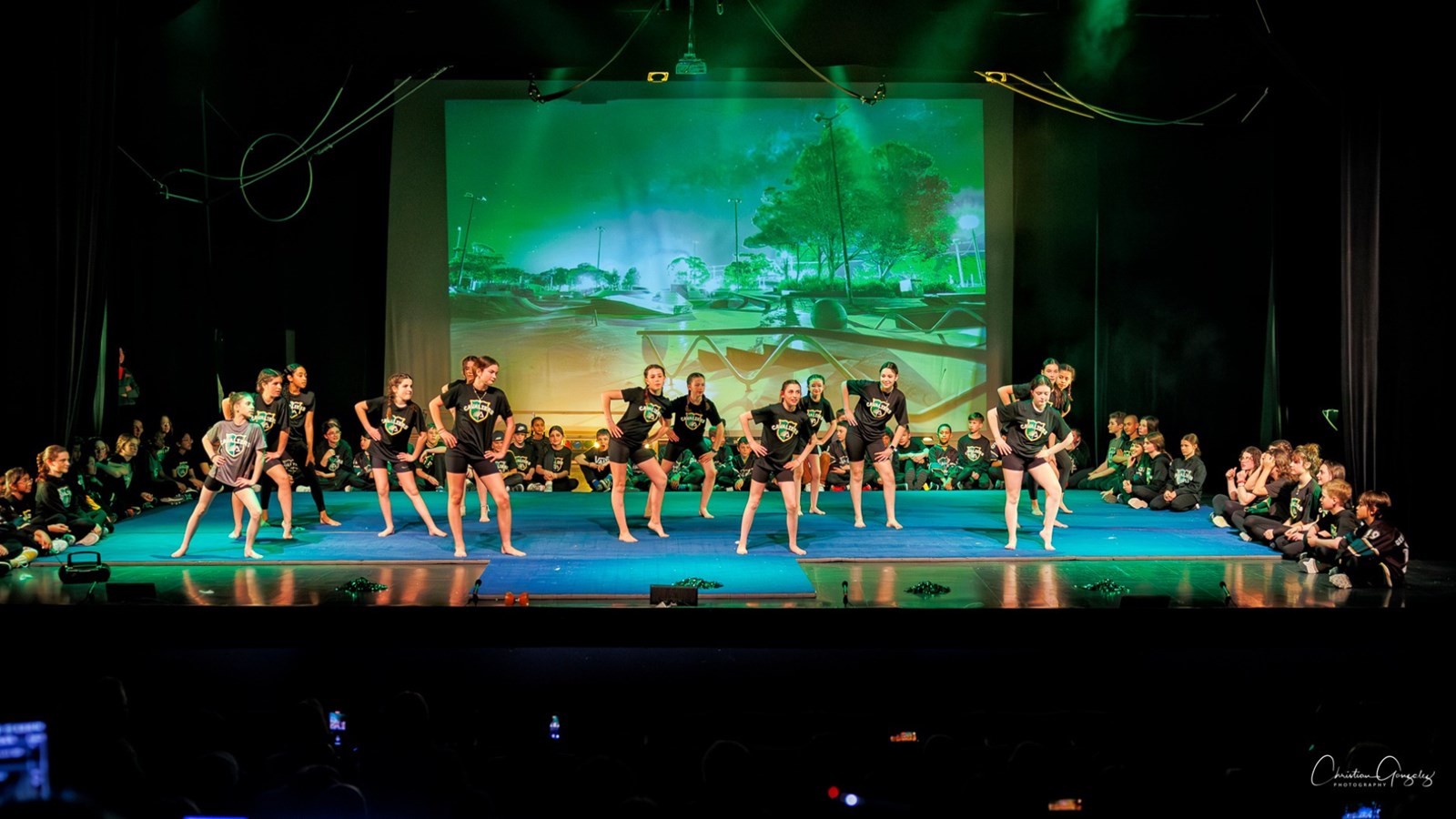 Festi-Cirque: un spectacle rythmé pour les élèves de l'école primaire ...