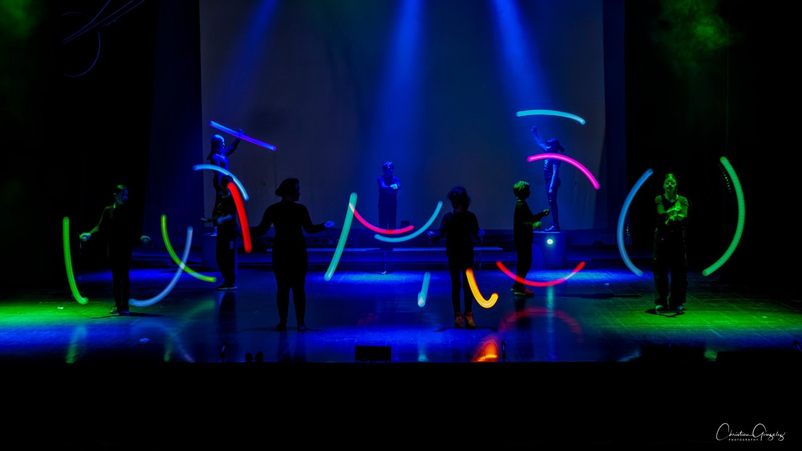 Festi-Cirque: un spectacle rythmé pour les élèves de l'école primaire ...