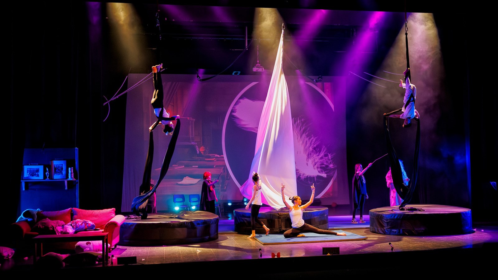 Festi-Cirque: un spectacle rythmé pour les élèves de l'école primaire ...