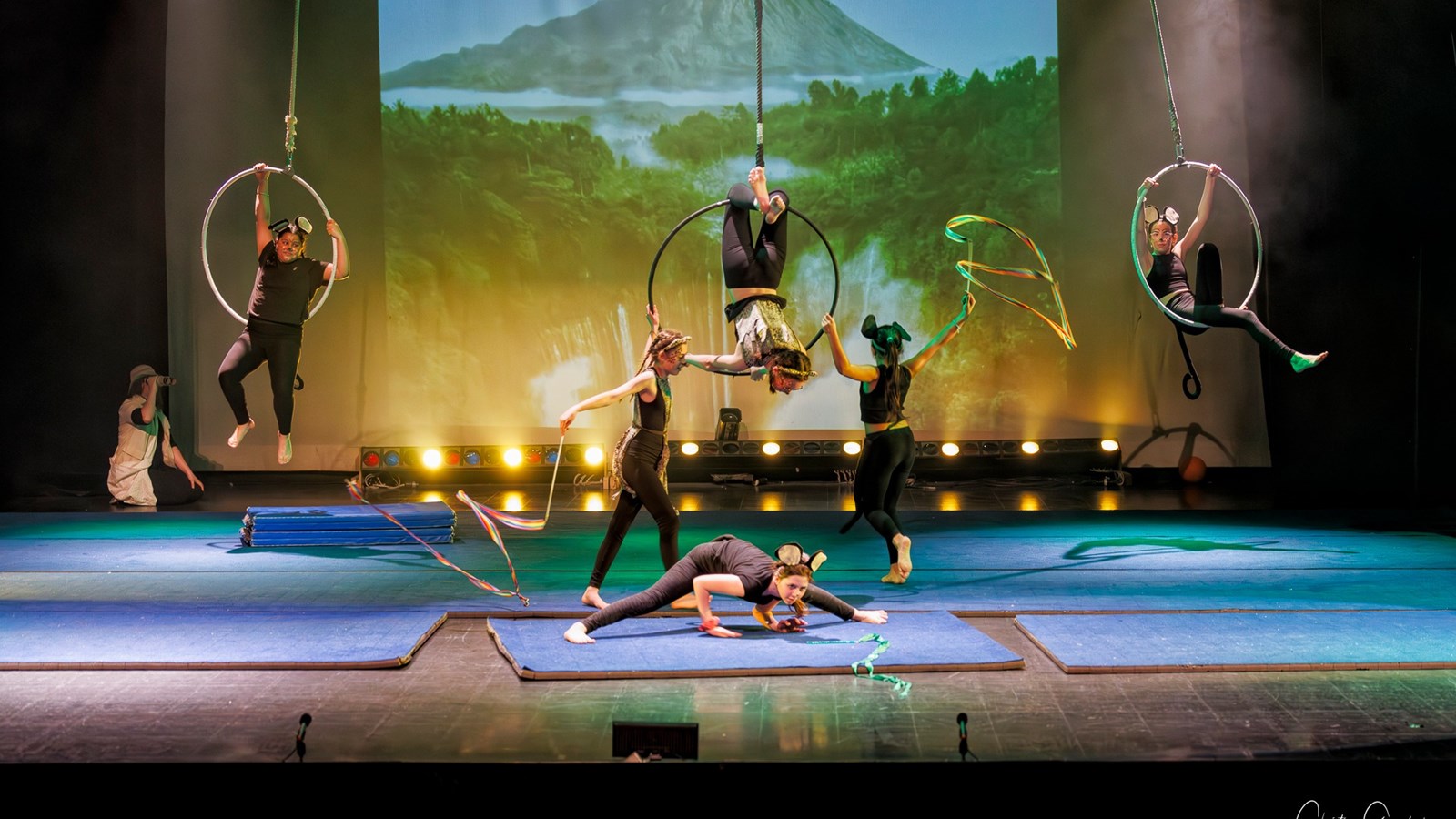 Festi-Cirque: un spectacle rythmé pour les élèves de l'école primaire ...