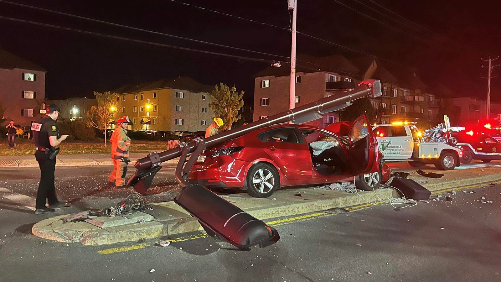 Car crashes into traffic light pole