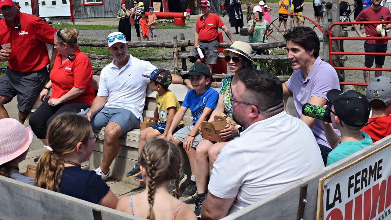 Cueillette de fraises à la Ferme Quinn pour Justin Trudeau