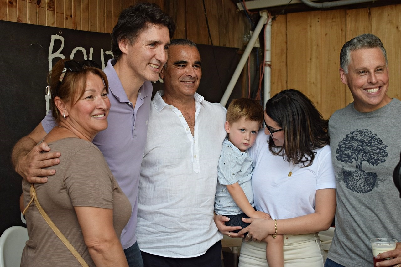 Cueillette de fraises à la Ferme Quinn pour Justin Trudeau