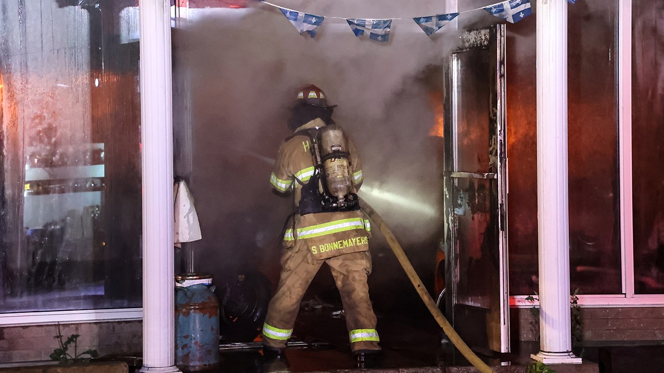 Impressionnant feu en cours au centre-ville de Rigaud