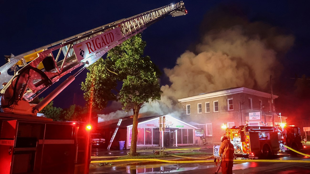 Impressionnant feu en cours au centre-ville de Rigaud