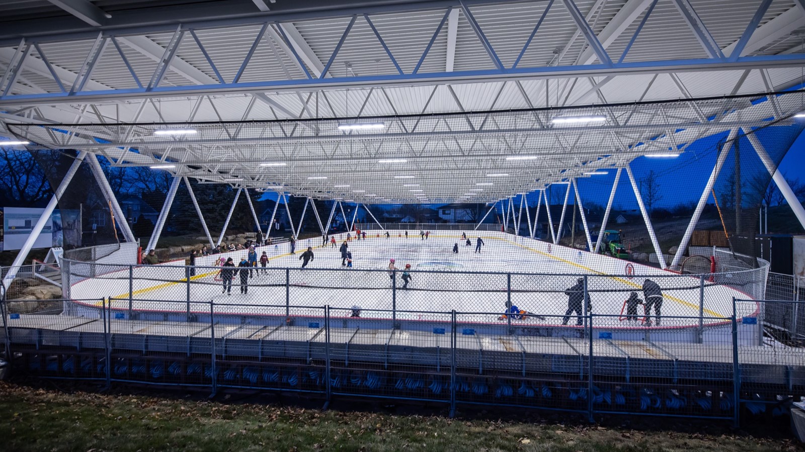NDIP lance la saison du patinage extérieur et inaugure le toit de sa ...