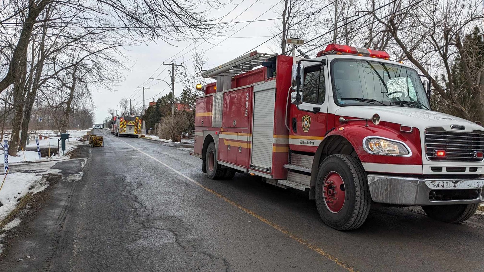 Une maison est totalement ravagée par les flammes à Les Cèdres