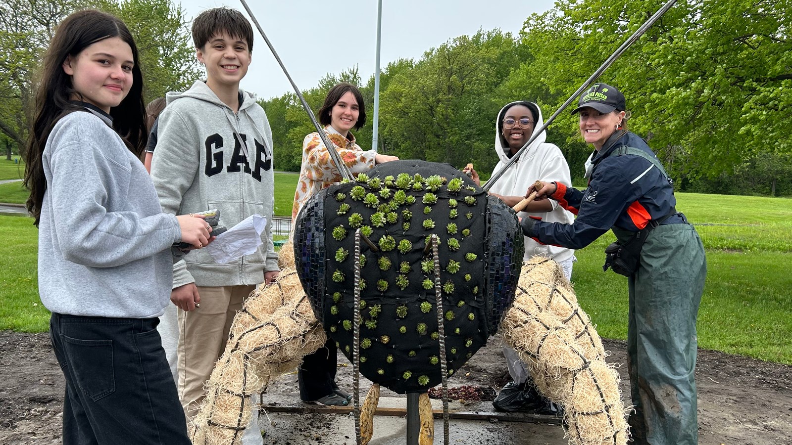 Les élèves de la Cité-des-Jeunes dévoilent une mosaïculture