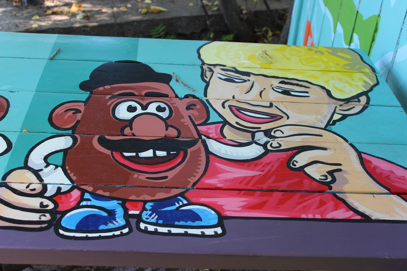 Quatre tables et une murale signées Antoine Mailloux